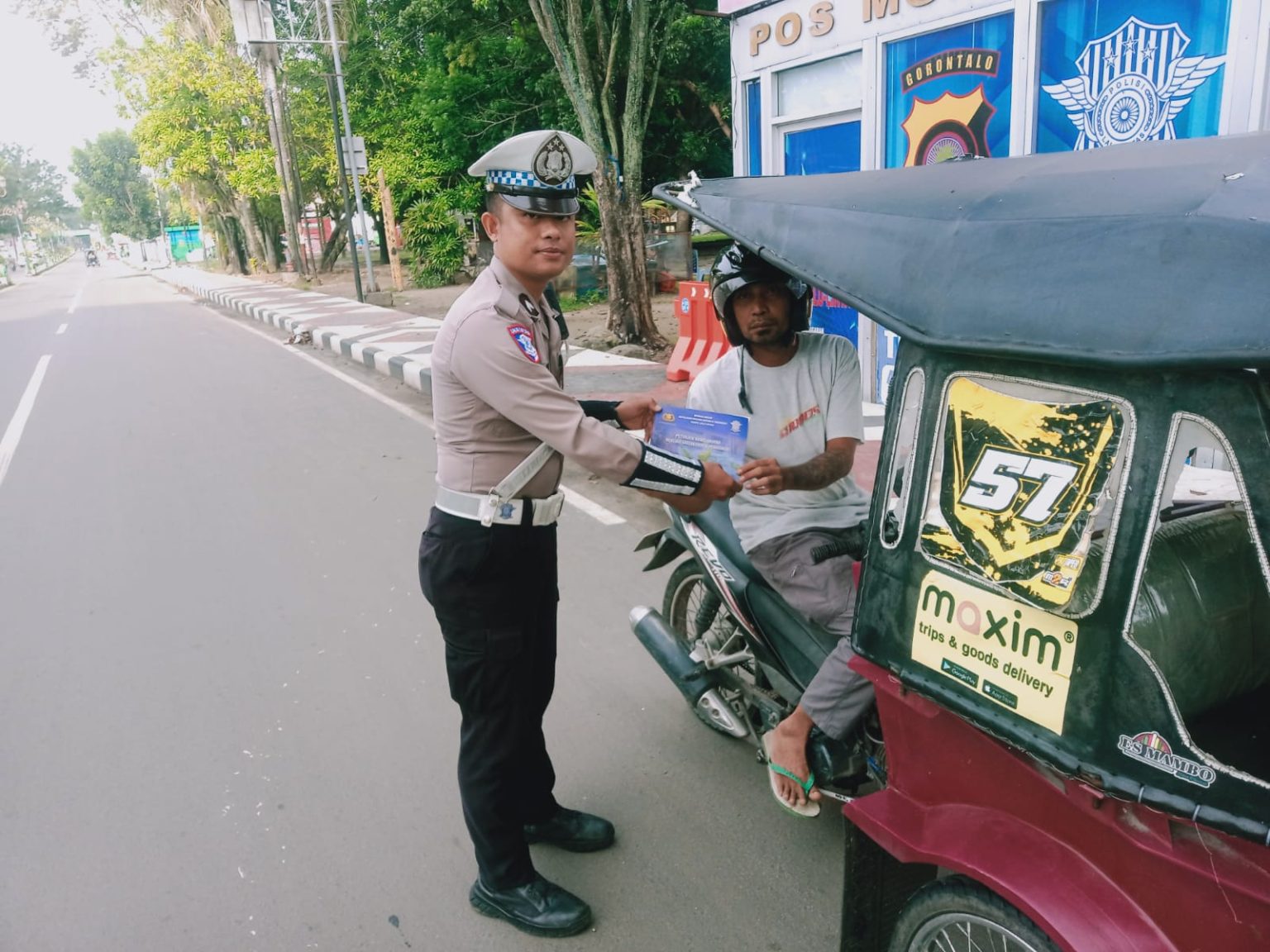 Unit Kamsel Sat Lantas Polres Gorontalo, Edukasi Pengendara di Sekitar Menara Limboto Dengan ...