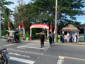Lakukan Pengaturan Arus Lalu Lintas di Sekolah, Samapta Polda Gorontalo Bantu Siswa Menyeberang ...