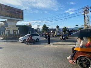 Bentuk Layanan Ke Masyarakat, Samapta Polda Gorontalo Hadir di Jalan Lakukan Pengaturan Arus ...