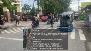 Gatur Pagi Samapta Polda Gorontalo, Bantu Siswa Sekolah Menyeberang Jalan – Polda Gorontalo
