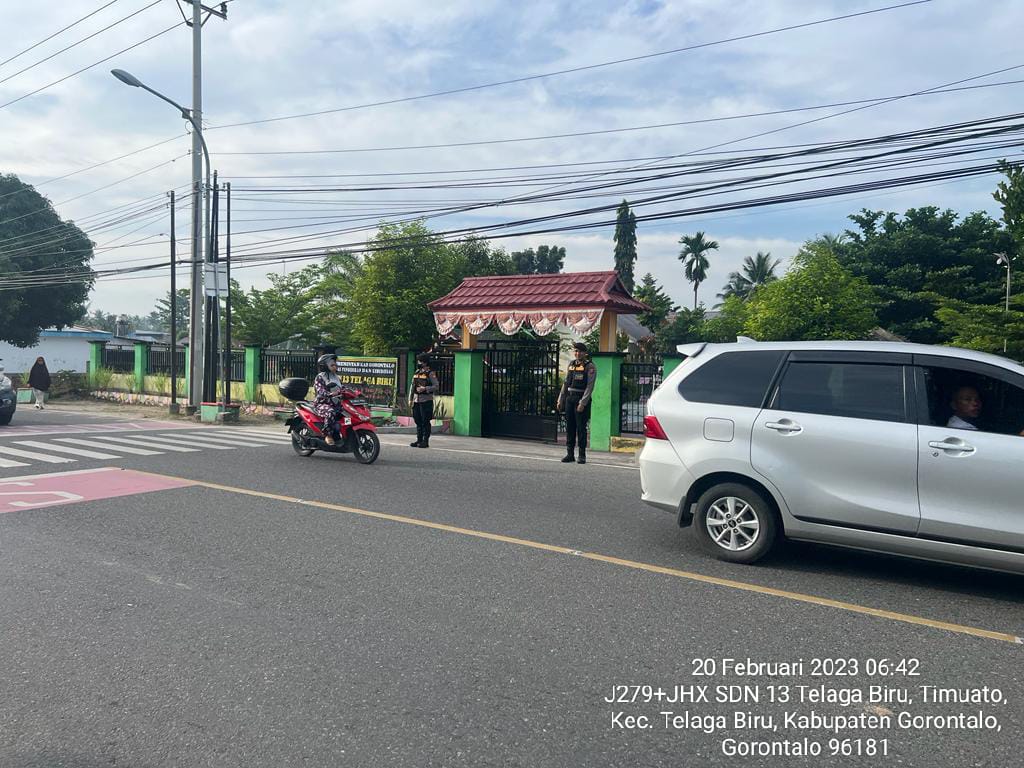 Hadir di Sekolah, Samapta Polda Gorontalo Lakukan Pengaturan Arus Lalu Lintas – Polda Gorontalo