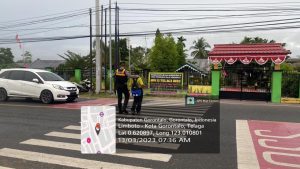 Personel Direktorat Samapta Polda Gorontalo Bantu Anak Sekolah Menyeberang Jalan – Polda Gorontalo