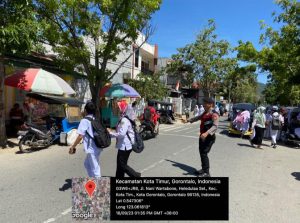 Pengaturan Lalu Lintas Samapta Polda Gorontalo, Bantu Pelajar dan Masyarakat Menyeberang Jalan ...