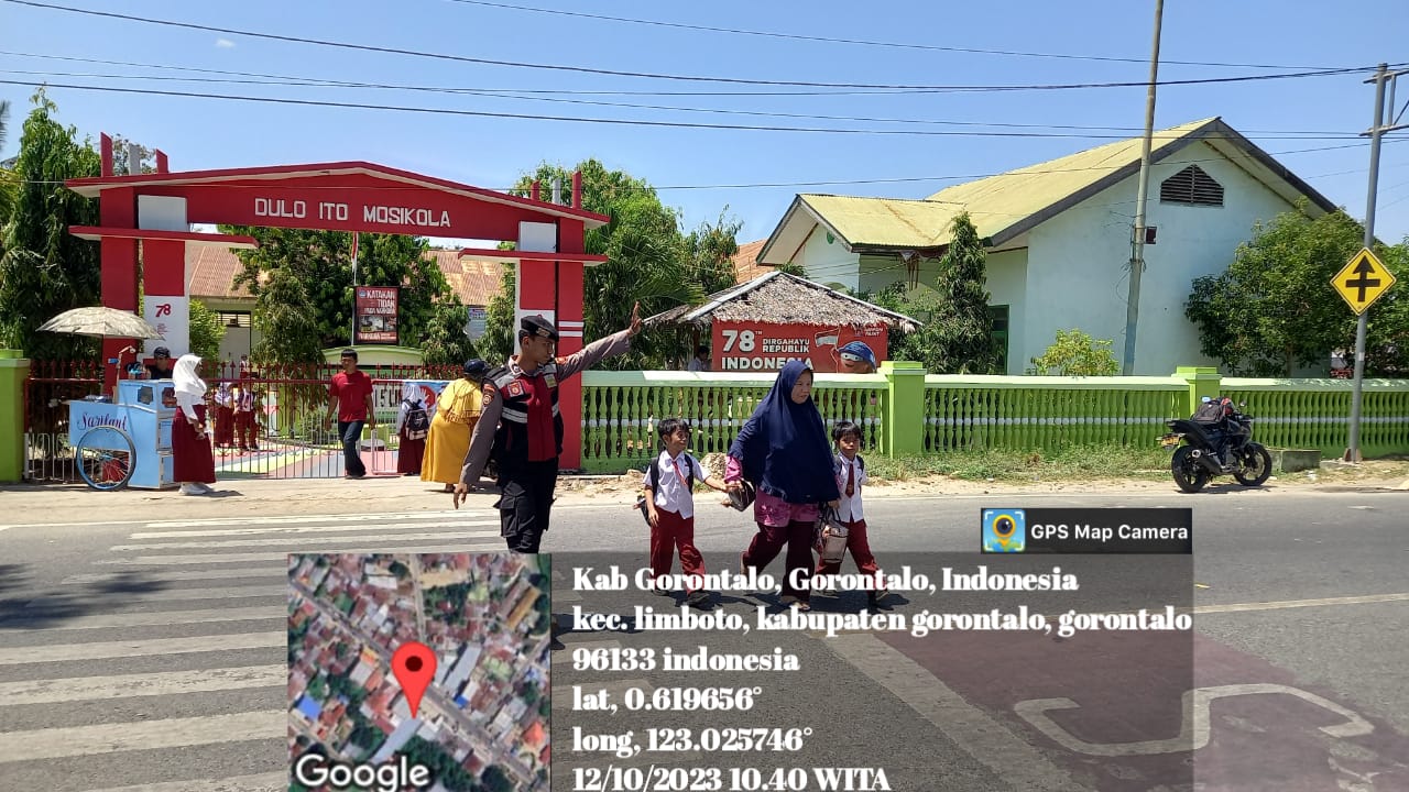 Humanis, Gatur Samapta Polda Gorontalo Setiap Harinya Bantu Anak Sekolah Menyeberang Jalan ...