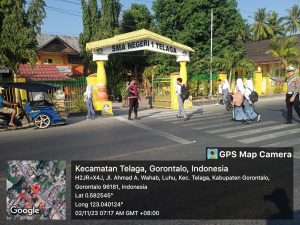 Pengaturan Lalu Lintas Samapta dan Lantas Polda Gorontalo, Bantu Pelajar Sekolah Menyeberang ...