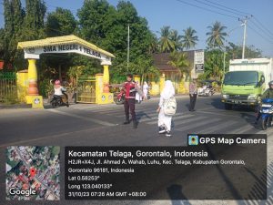 Bantu Anak Sekolah Menyeberang Jalan Jadi Rutinitas Samapta Polda Gorontalo Bersama Dit Lantas ...