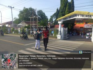 Pelayanan Setiap Pagi, Samapta Polda Gorontalo Bantu Pelajar Menyeberang Jalan Saat Ke Sekolah ...