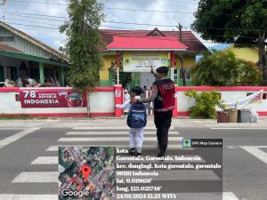 Humanis, Direktorat Samapta Polda Gorontalo Hadir Bantu Siswa Menyeberang Jalan Ke Sekolah ...