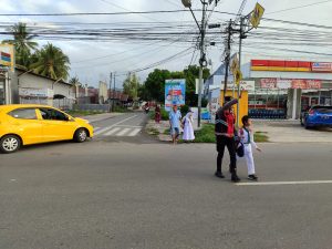 Humanis, Gatur Samapta Polda Gorontalo Bantu Pelajar Sekolah Menyeberang Jalan – Polda Gorontalo