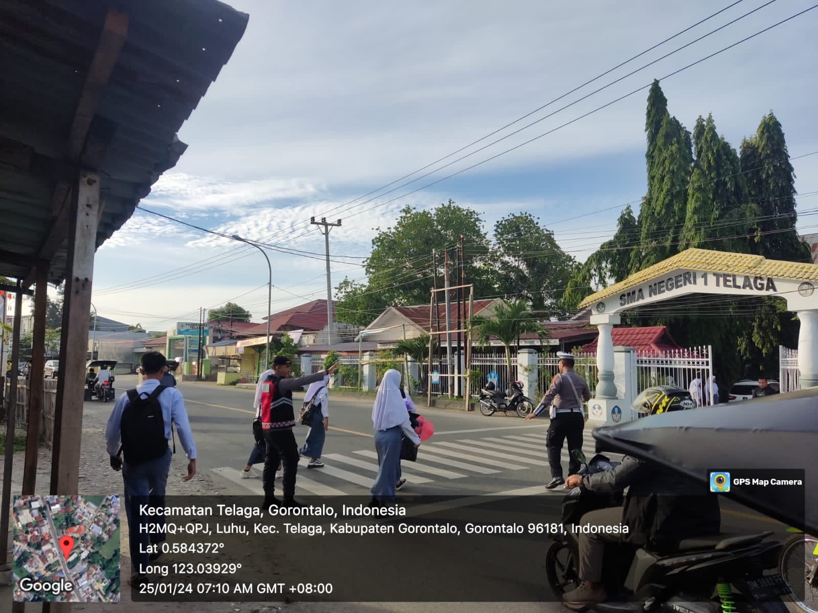 Pelayanan Setiap Pagi, Samapta Polda Gorontalo Bersama Direktorat Lalu Lintas Bantu Pelajar ...