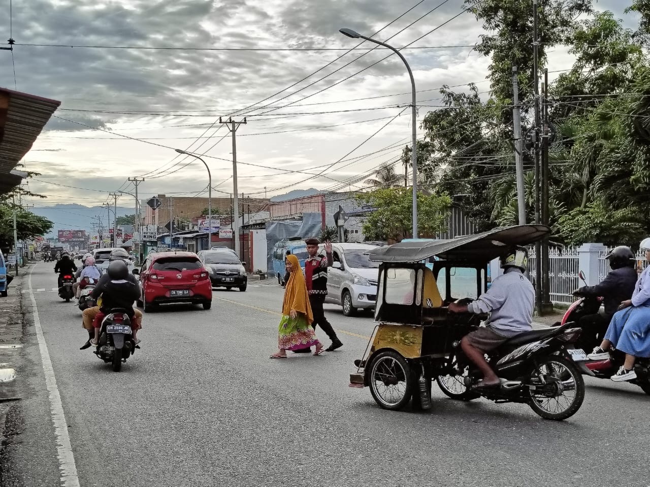 Bentuk Layanan Ke Masyarakat, Samapta Polda Gorontalo Hadir Bantu Pejalan Kaki Menyeberang Jalan ...
