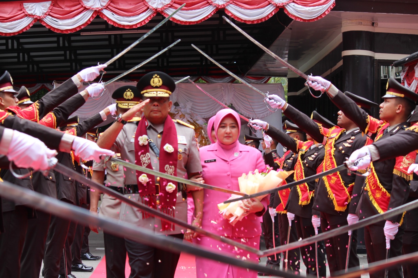 Tradisi Prosesi Pedang Pora Warnai Pelepasan Irjen Pol. Drs. Angesta Romano Yoyol, M.M – Polda ...
