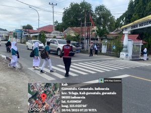 Rutinitas Samapta Polda Gorontalo, Bantu Pelajar Menyeberang Jalan – Polda Gorontalo