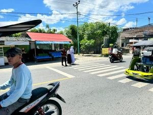 Polwan Samapta Polda Gorontalo Bantu Pelajar Menyeberang Jalan, Tingkatkan Keselamatan di ...