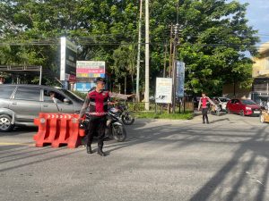 Personel Samapta Polda Gorontalo Turun Langsung Atasi Kepadatan Lalu Lintas – Polda Gorontalo