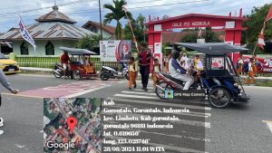 Samapta Polda Gorontalo Sigap Bantu Anak Menyeberang Jalan Saat Hendak Pulang Sekolah – Polda ...