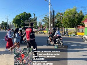Pengaturan Pagi Dit Samapta, Bantu Warga dan Siswa Menyeberang Jalan – Polda Gorontalo