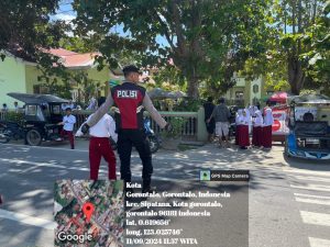 Humanis, Samapta Polda Gorontalo Setiap Harinya Bantu Anak Sekolah Menyeberang Jalan – Polda ...