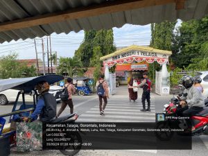 Pengaturan Pagi Dari Samapta Polda Gorontalo, Berikan Kenyamanan Terhadap Pelajar Saat Hendak ...