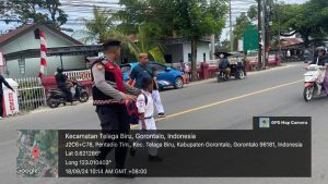 Bantu Anak Sekolah Menyeberang Jalan, Jadi Program Gatur Samapta Polda Gorontalo – Polda Gorontalo